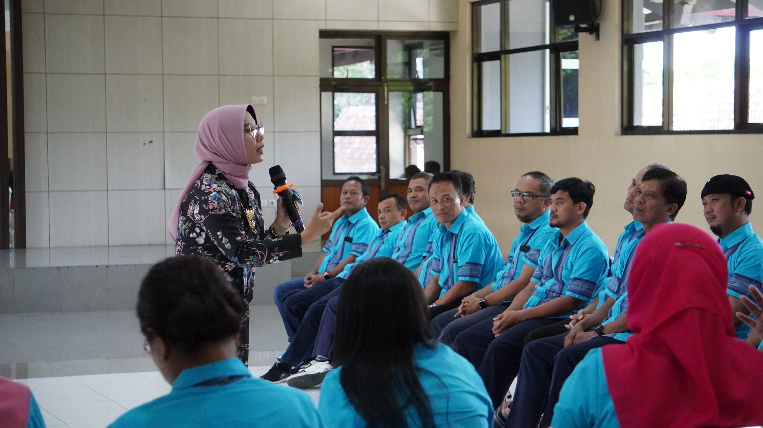 Tendik dan Dharma Wanita FEB UNS Ikuti Pelatihan Public Speaking ...