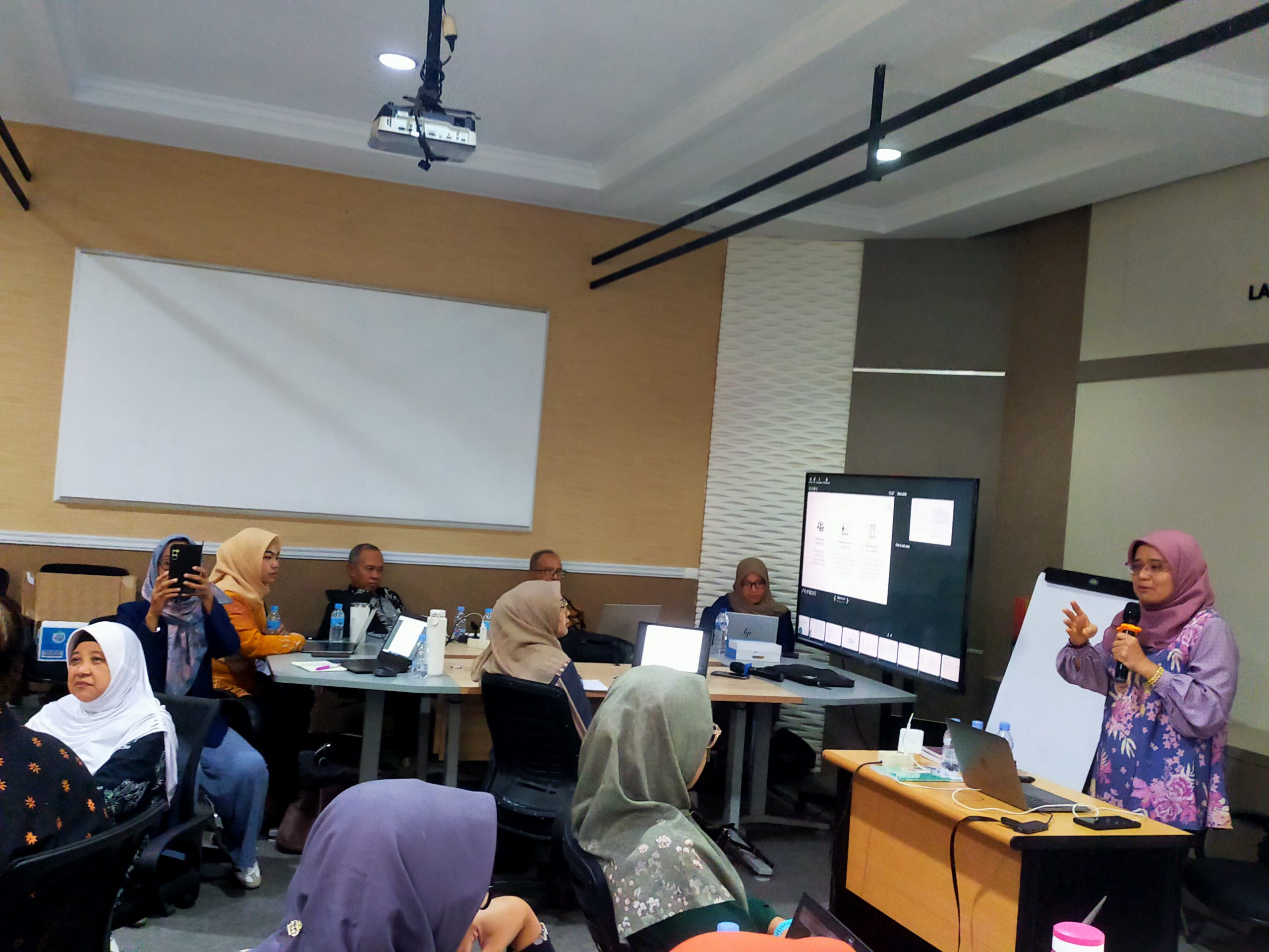 Dosen FEB UNS Ikuti Pelatihan Penyusunan Modul Pembelajaran Berbasis ...