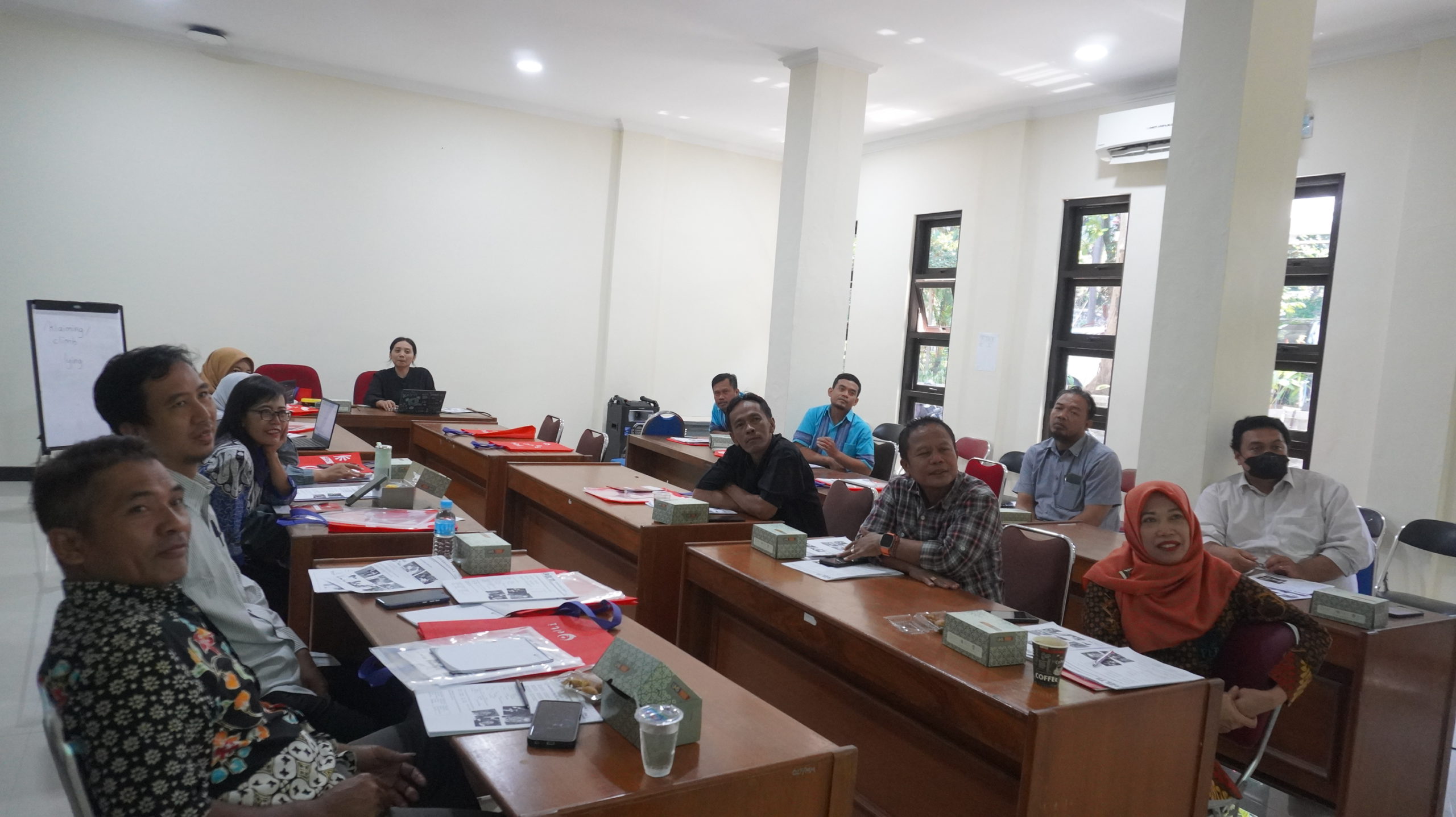Pelatihan Bahasa Inggris Tendik FEB UNS: Langkah Awal Menuju Layanan ...